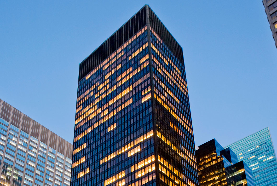 Vista nocturna del edificio Seagram